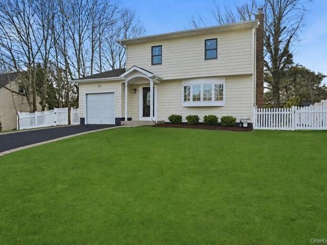 10 Curlin Ln, Saint James, NY 11780