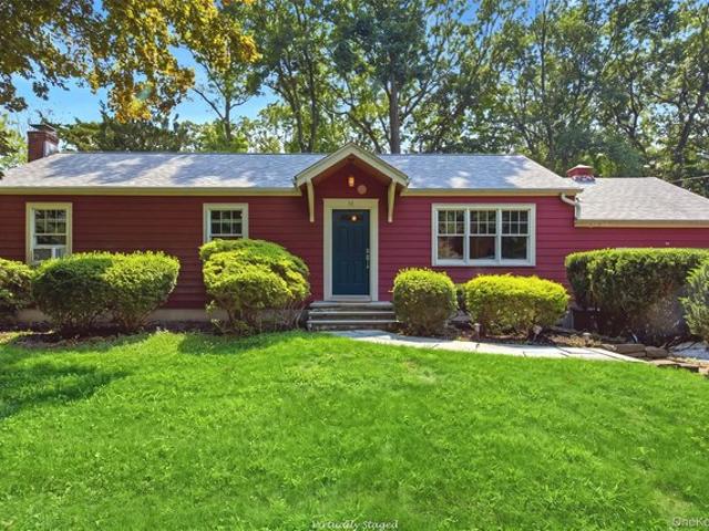10 Daniel Ct, Miller Place, NY 11764