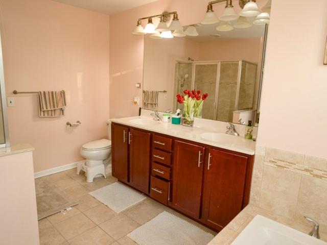 10 Dahlia Ct, Piscataway, NJ 08854