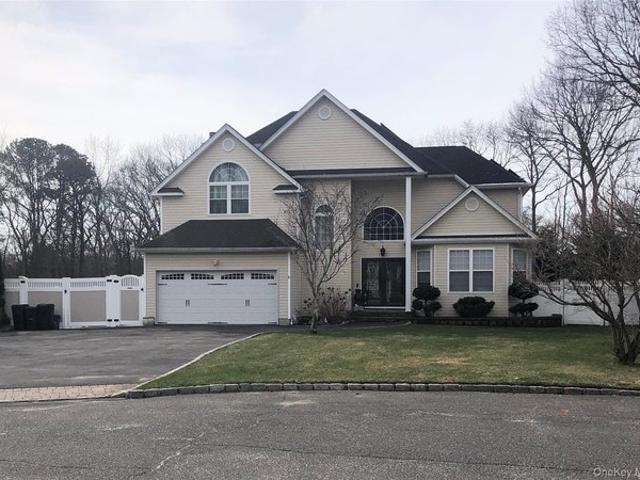 10 Debron Ct, Centereach, NY 11720