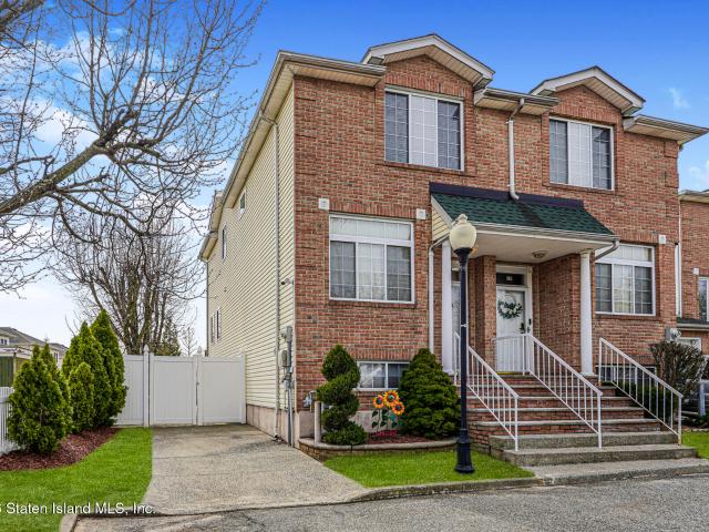 10 Dunhill Lane | Compass