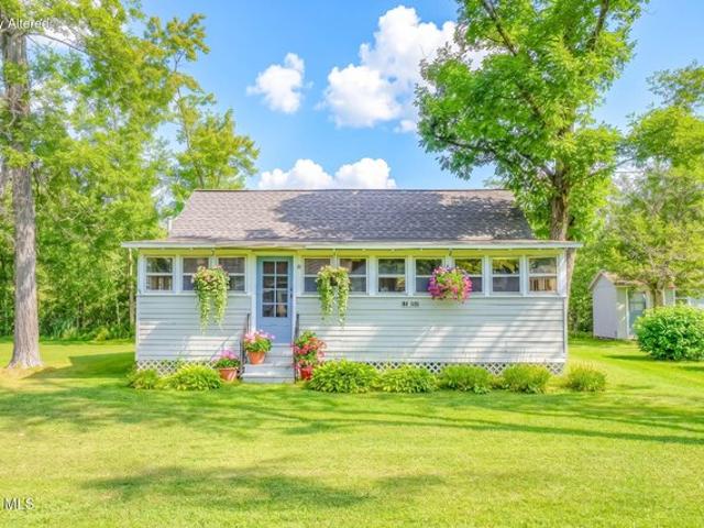 10 Dunning Rd, Malta, NY 12020
