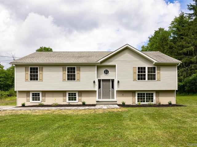 10 E Halstead Rd, Salt Point, NY 12578