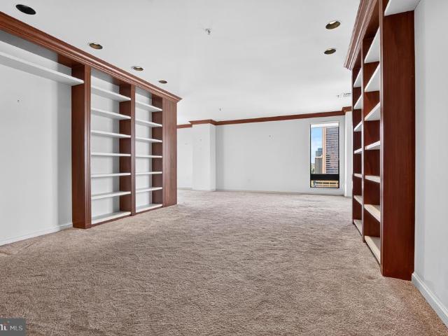 10 E Lee Street # 1809