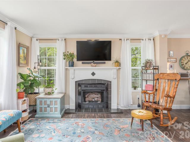 10 E Rolling Acres Drive