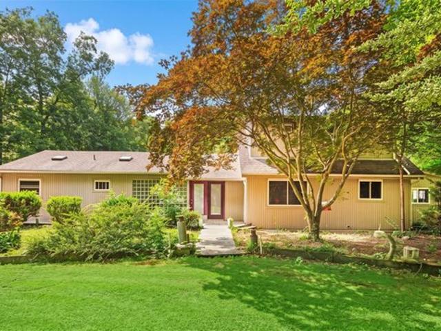 10 Eagle Dr, Ridge, NY 11961