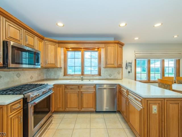 10 Earhart Dr