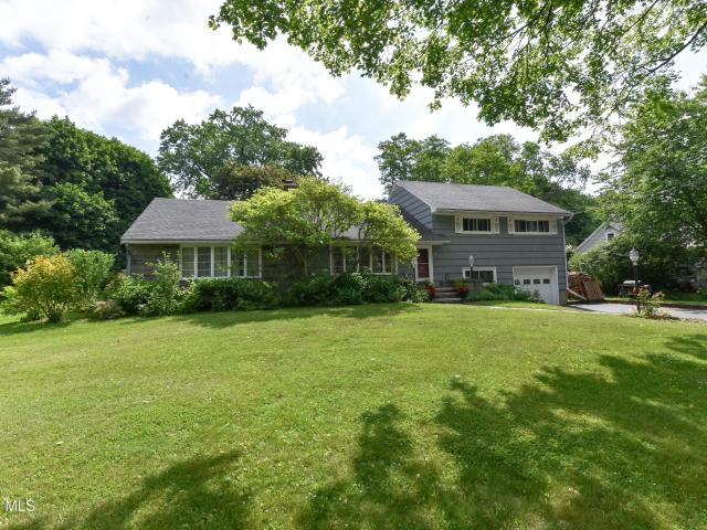 10 Eastland Avenue