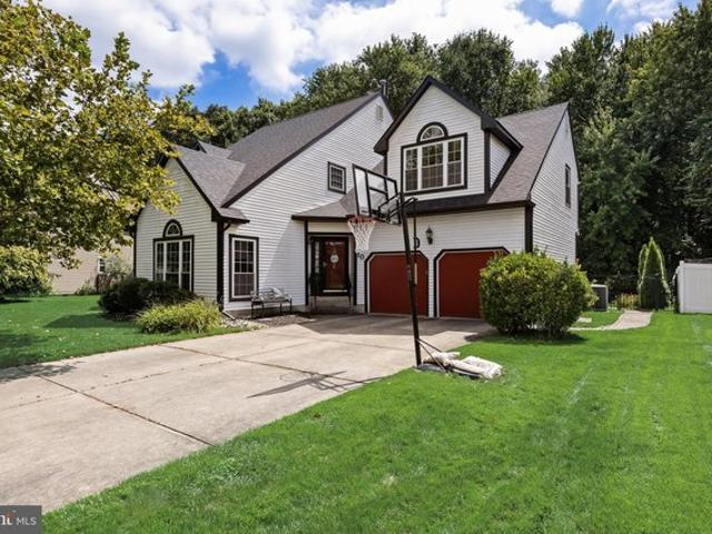 10 Edinburgh Ln, Mount Laurel, NJ 08054