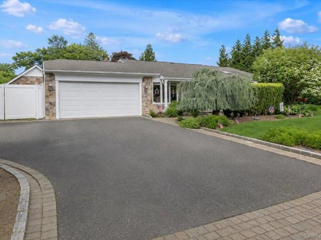 10 Elf Ct, Bohemia, NY 11716