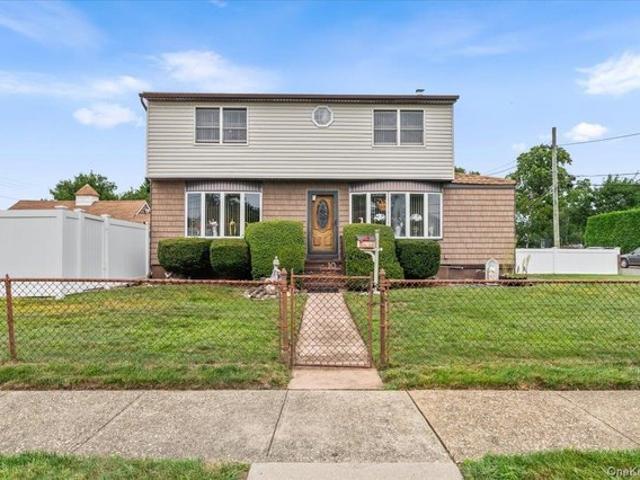 10 Enness Ave, Bethpage, NY 11714
