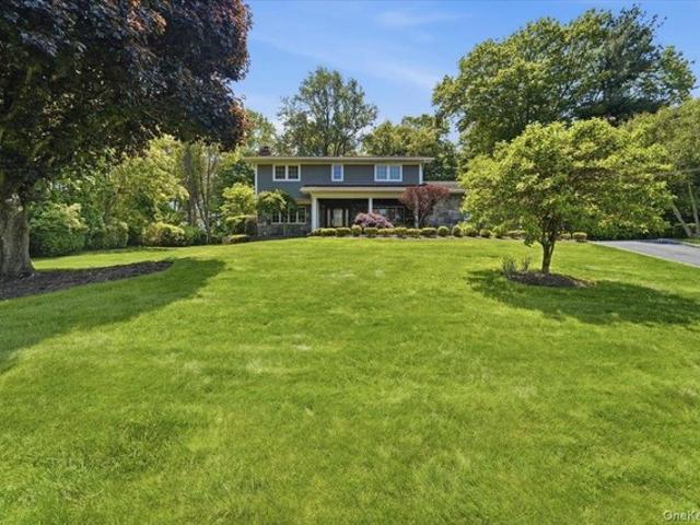 10 Foxwood Ln, Thornwood, NY 10594