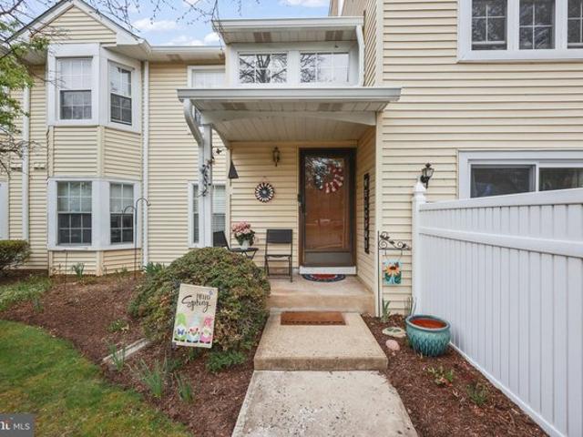10 Fryer Ct, Hightstown, NJ 08520
