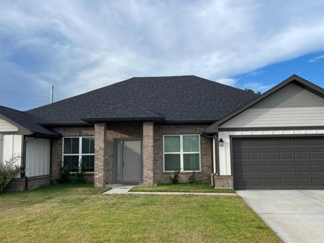 10 Gemstone Ct, Angleton, TX 77515