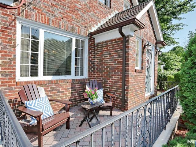 10 Glenwood Avenue