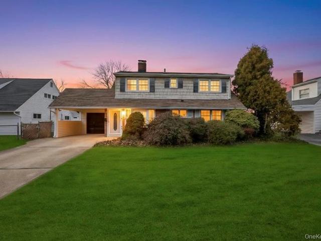 10 Grape Ln, Hicksville, NY 11801