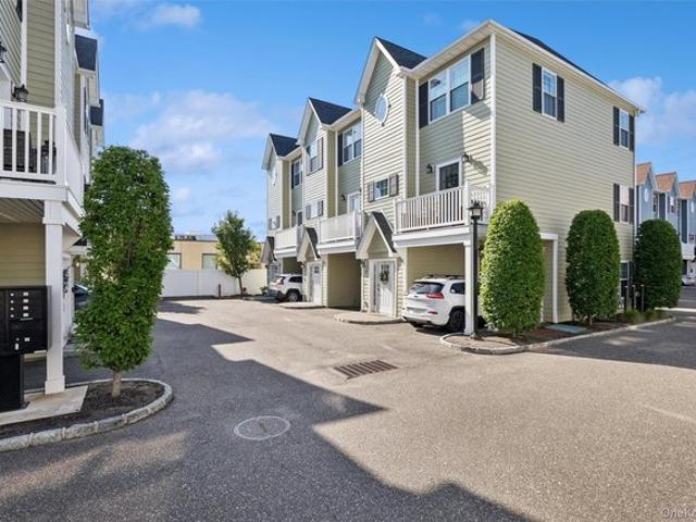 10 Hearthstone Ct, Farmingdale, NY 11735