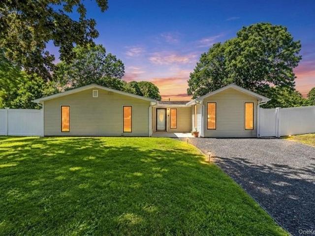 10 Helene Dr, Shirley, NY 11967