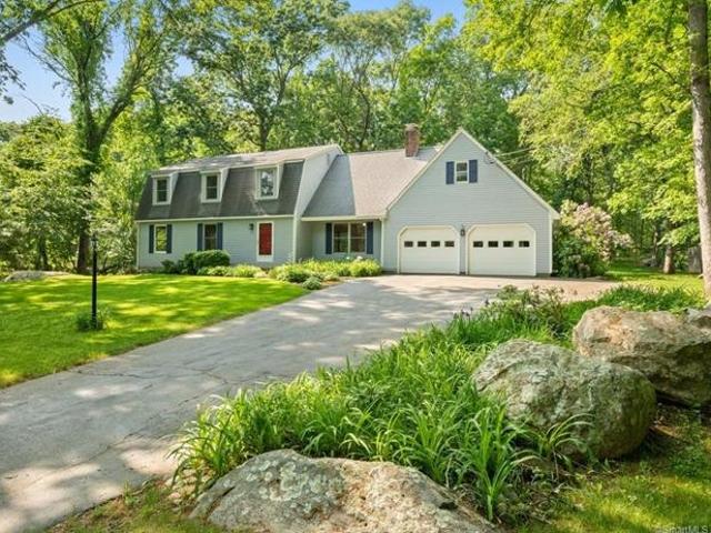 10 Hermitage Dr, Ledyard, CT 06335