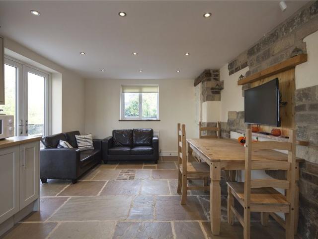 10 Highfields, Huddersfield, HD1