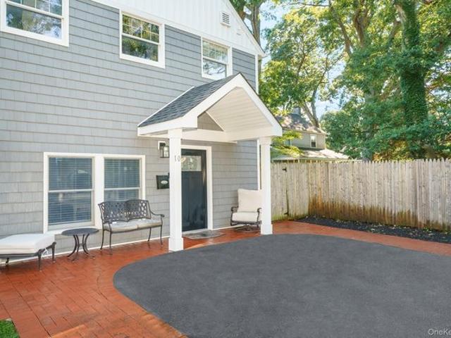 10 Hill St, Northport, NY 11768