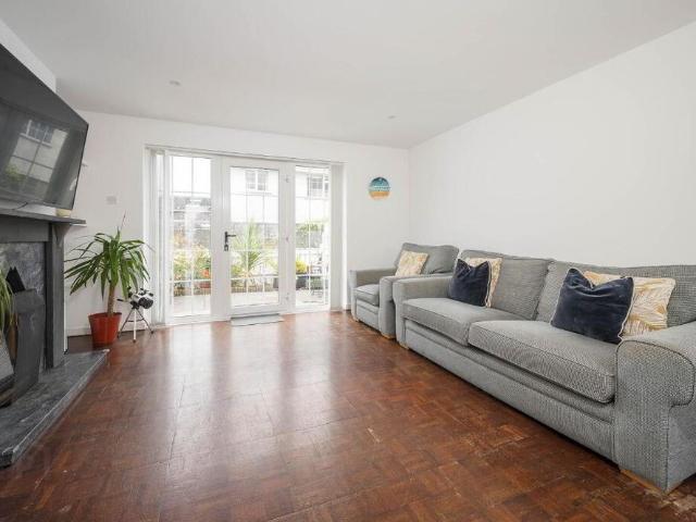 10 Hollymount Court, Belfast, BT10 0HA