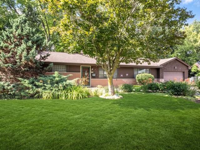 10 Hollycourt Ter, Lake Zurich, IL 60047