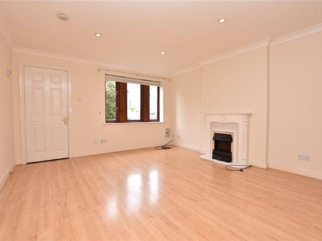 10, Holme Farm Court, New Farnley, Leeds, LS12 5UA