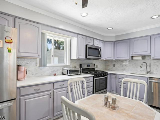 10 Independence Dr