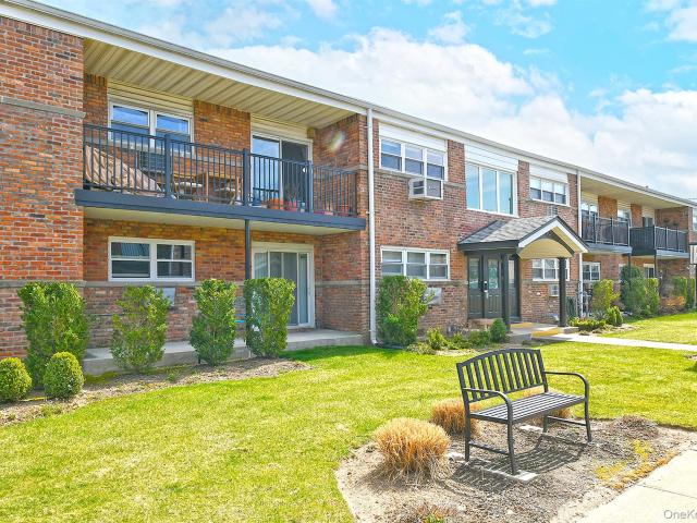10 Ivy St, Unit 1A, Farmingdale, NY 11735 | MLS #978939 | Compass