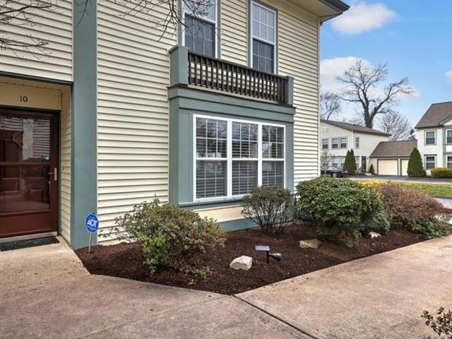 10 Kendall Green Dr #10, Milford, CT 06461