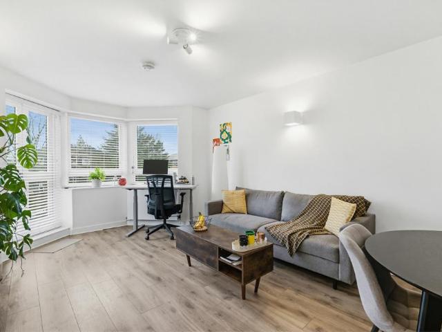 10, Kew Bridge Court W4 2 bed apartment to rent £2,395 pcm £553 pw