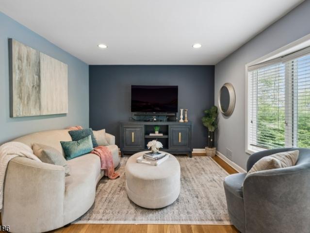 10 Keyes St