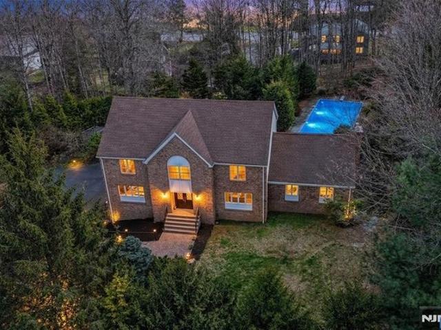 10 Knollwood Rd, Upper Saddle River, NJ 07458