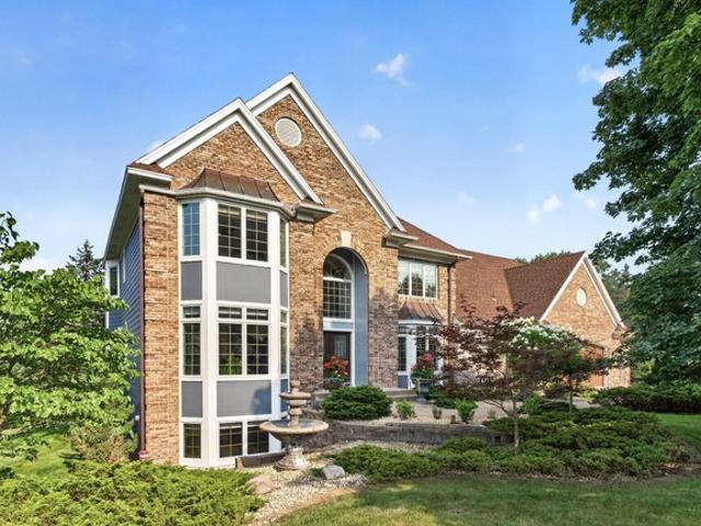 10 Lake Ct, North Oaks, MN 55127