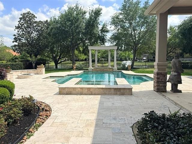 10 Lake Sterling Gate Dr, Spring, TX 77379