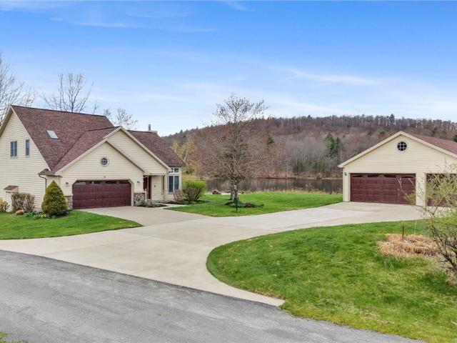 10 Lakeside Place