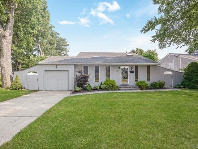 10 Larkin St, Farmingdale, NY 11735