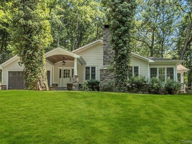 10 Laurel Cove Rd, Oyster Bay, NY 11771