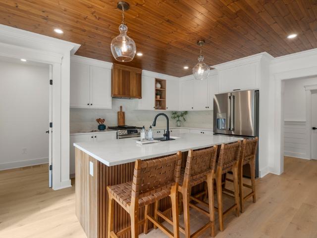 10 Laurel Ln