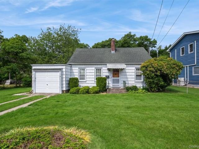 10 Laurel Rd, Ronkonkoma, NY 11779