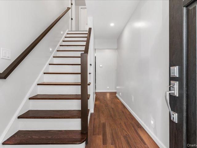 10 Lea Pl, Albertson, NY 11507 | MLS #991104 | Compass
