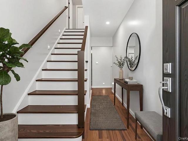 10 Lea Place