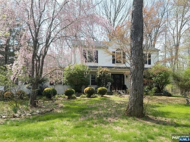 10 Liberty Woods Dr, Liberty Corner, NJ 07838