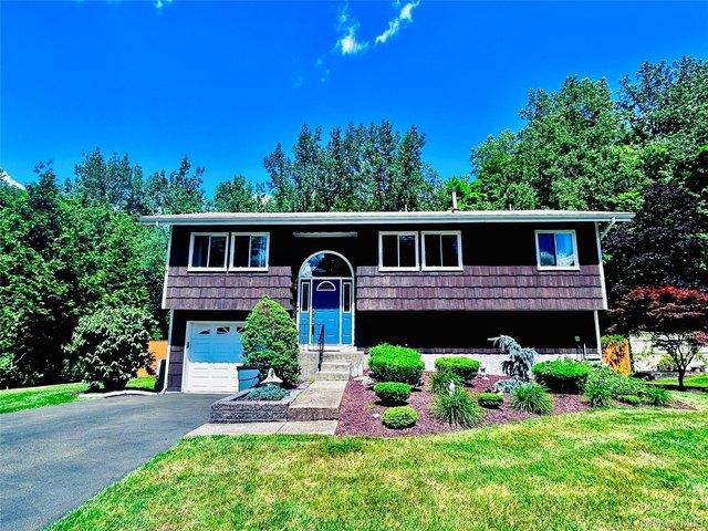 10 Lighthouse Ct, Stony Point, NY 10986