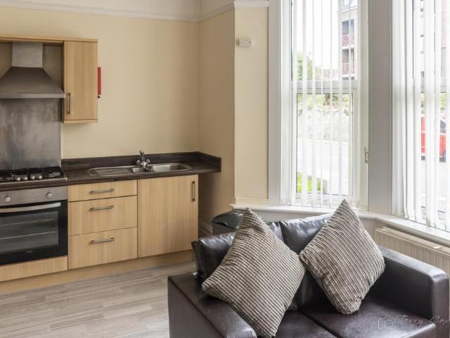 10 Lipson Road, Flat 1 3 bed house share to rent £1,690 pcm £390 pw