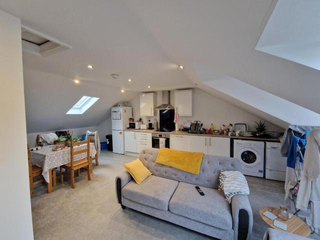 10 Lipson Road, Flat 3 3 bed house share to rent £1,950 pcm £450 pw