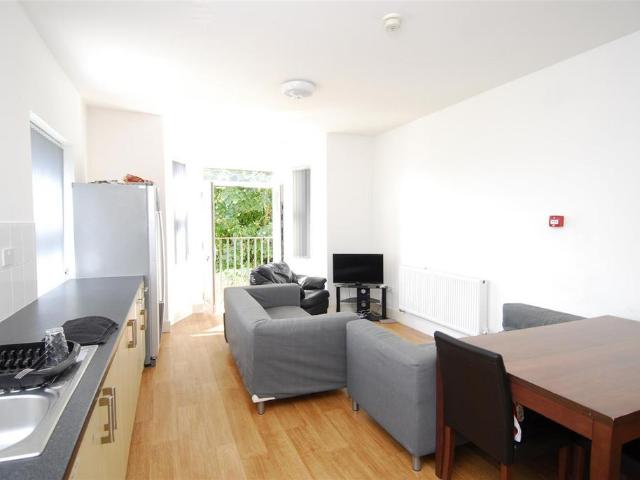 10 Lisson Grove, Plymouth PL4 4 bed flat to rent £2,167 pcm £500 pw