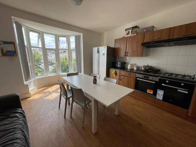 10 Lisson Grove, Plymouth PL4 6 bed flat to rent £3,120 pcm £720 pw
