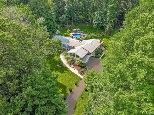 10 Longbow Rd, Suffern, NY 10901